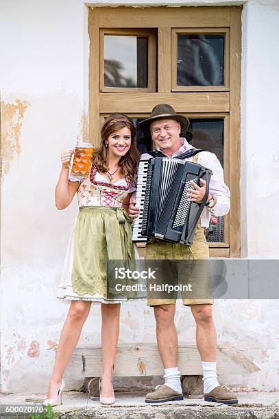Pasangan Dalam Pakaian Tradisional Bavaria Dengan Bir Dan Akordeon Foto ... Pasangan Dalam Pakaian Tradisional Bavaria Dengan Bir Dan Akordeon Foto ...