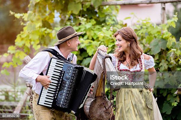 Pasangan Dalam Pakaian Tradisional Bavaria Dengan Akordeon Gar Hijau ... Pasangan Dalam Pakaian Tradisional Bavaria Dengan Akordeon Gar Hijau ...