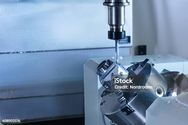 Cnc 밀링 기계 공작 품 세부 사항 Cnc 장치에 대한 스톡 사진 및 기타 이미지 Cnc 장치 강철 공장 산업 건물
