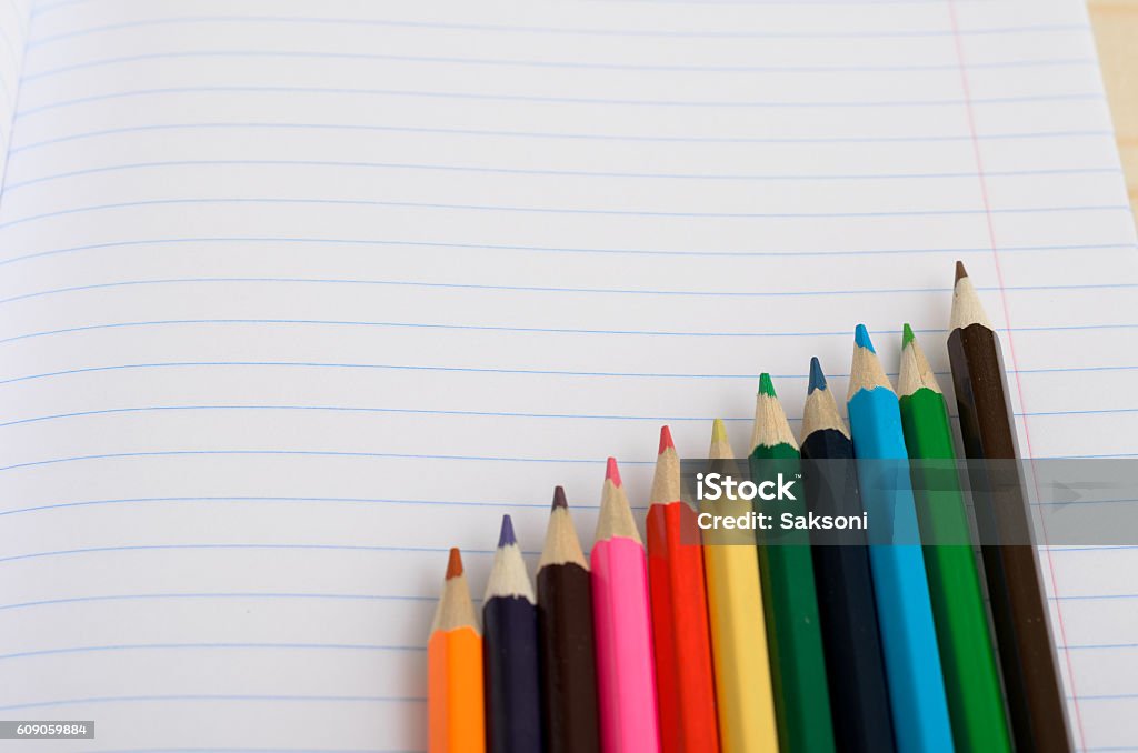 Pensil Dan Kertas Berwarna Foto Stok Unduh Gambar Sekarang Buket