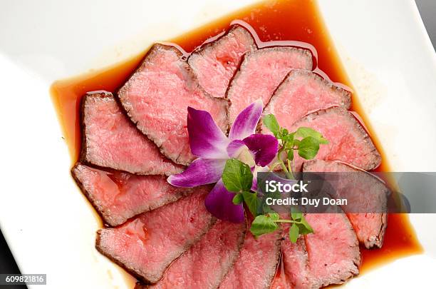 Daging Sapi Panggang Segar Di Atas Piring Putih Dengan Rempahrempah Di