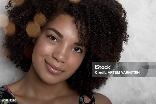 Potret Closeup Seorang Wanita Muda Afrika Amerika Yang Cantik Foto Stok ... Potret Closeup Seorang Wanita Muda Afrika Amerika Yang Cantik Foto Stok ...