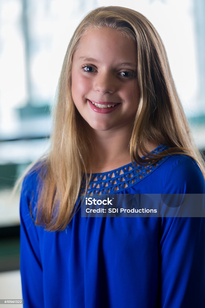 Photo Libre De Droit De Souriante Jolie Préadolescente Blonde Debout