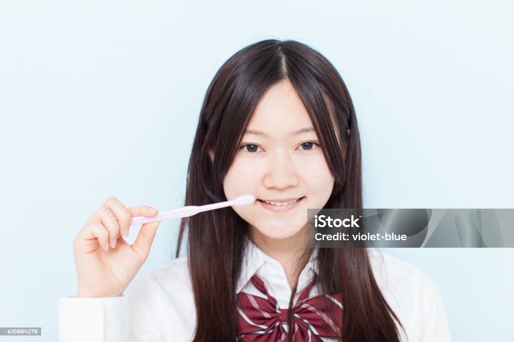 Japanische Schulmädchen Hält Zahnbürste Stockfoto Und Mehr Bilder Von
