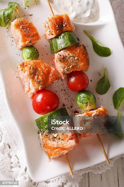 Salmon Panggang Di Tusuk Sate Closeup Di Piring Tampilan Atas Vertikal