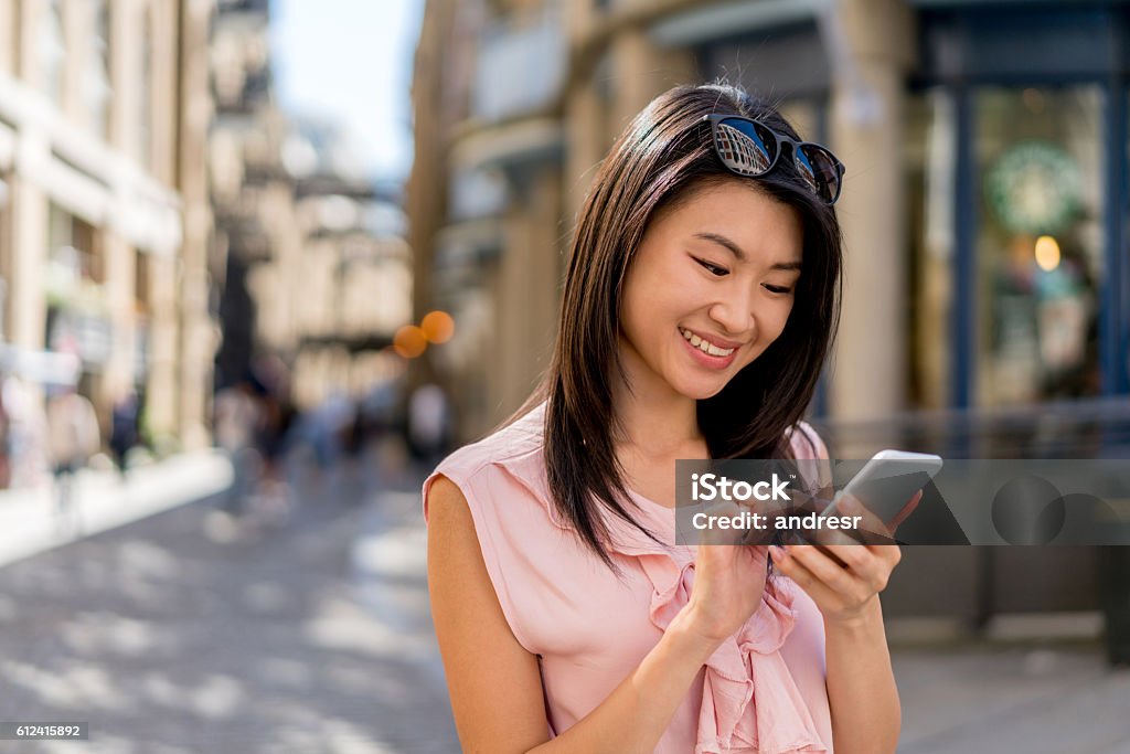 Photo Libre De Droit De Femme Asiatique Utilisant Son Téléphone