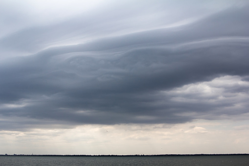 Awan Gelap Asperatusundulatus Di Atas Danau Foto Stok Unduh Gambar Sekarang Alam Awan