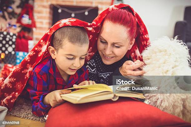 Anak Kecil Mendengarkan Ibunya Bercerita Foto Stok - Unduh Gambar ... Anak Kecil Mendengarkan Ibunya Bercerita Foto Stok - Unduh Gambar ...