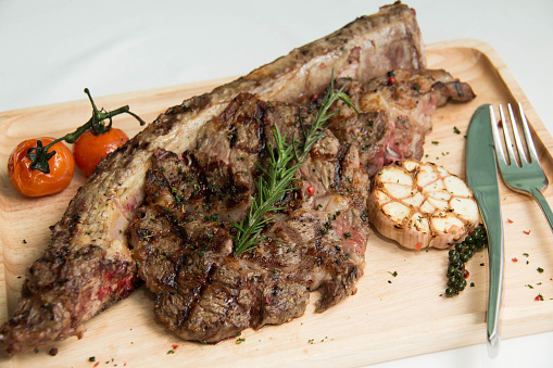 Potongan Steak Daging Sapi Tomahawk Panggang Dengan Rosemary Segar Dan