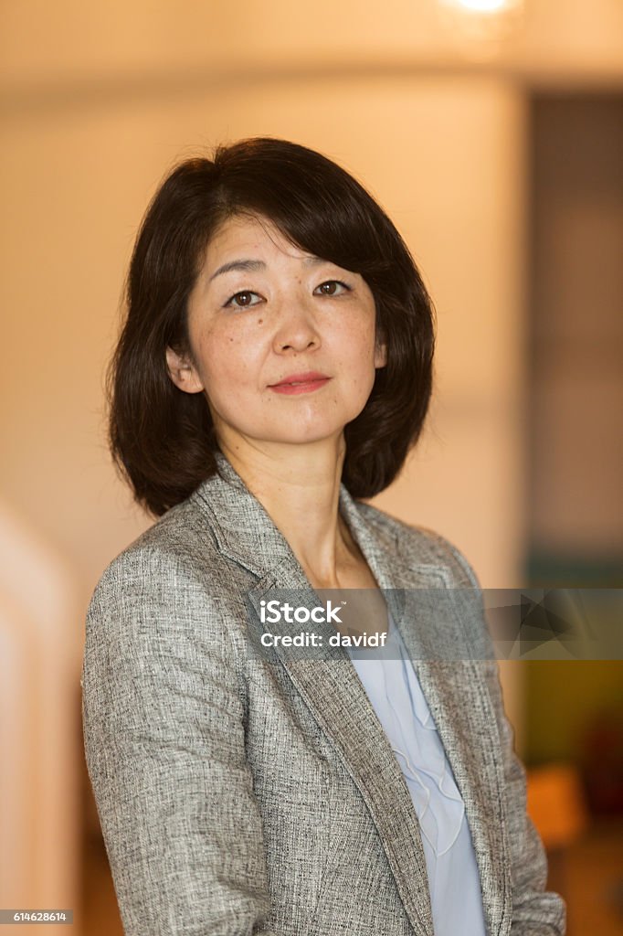 成熟した日本のビジネスウーマンの肖像 ビジネスウーマンのストックフォトや画像を多数ご用意 ビジネスウーマン 信頼 アクティブシニア