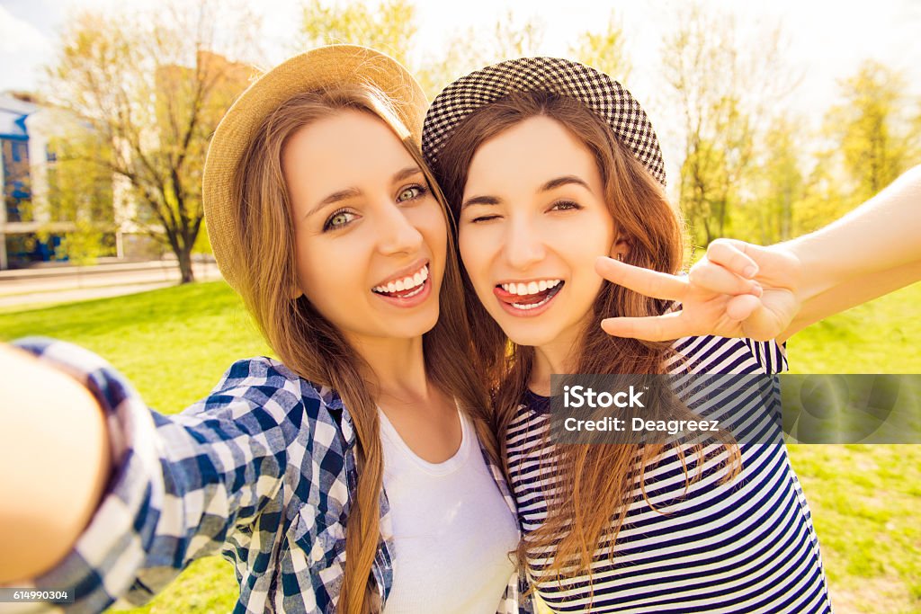 Photo Libre De Droit De Deux Jolies Filles Faisant Du Selfie Et