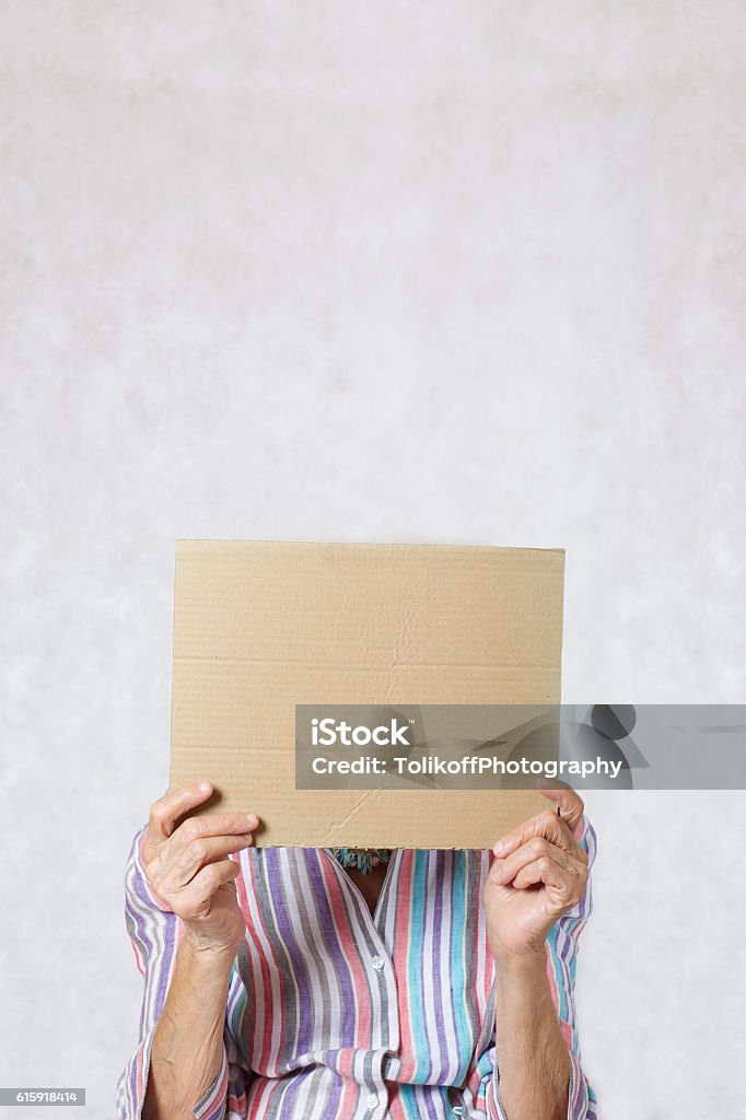 Wanita Tua Dengan Selembar Kertas Karton Foto Stok Unduh Gambar Sekarang 70 79 Tahun