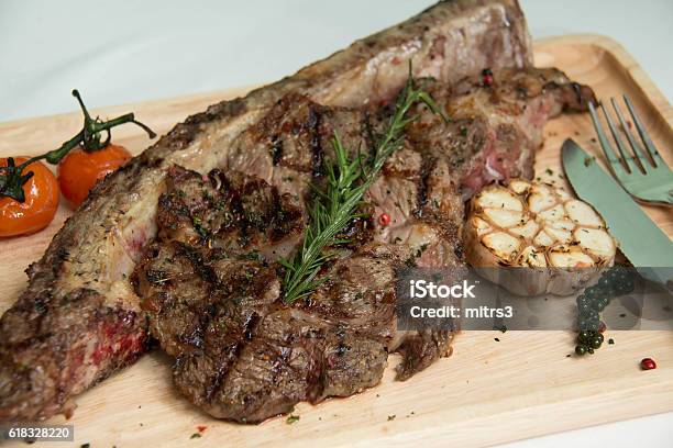 Potongan Steak Daging Sapi Tomahawk Panggang Dengan Rosemary Segar Dan