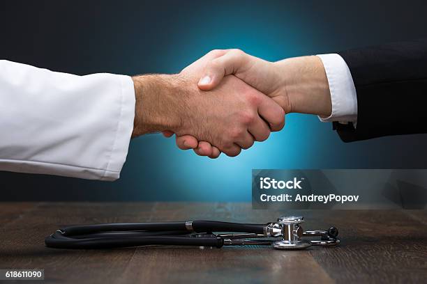 Gambar Yang Dipotong Dari Pengusaha Dan Dokter Berjabat Tangan Foto ... Gambar Yang Dipotong Dari Pengusaha Dan Dokter Berjabat Tangan Foto ...