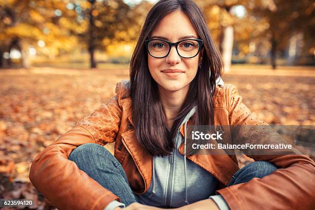 Retrato De Una Joven Mujer De Estilo Urbano Sentada En El Parque Foto De Stock Y Más Banco De