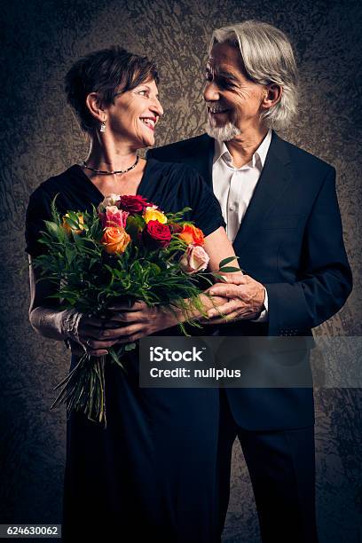 Pasangan Suami Istri Senior Dengan Buket Mawar Potret Studio Foto Stok ... Pasangan Suami Istri Senior Dengan Buket Mawar Potret Studio Foto Stok ...