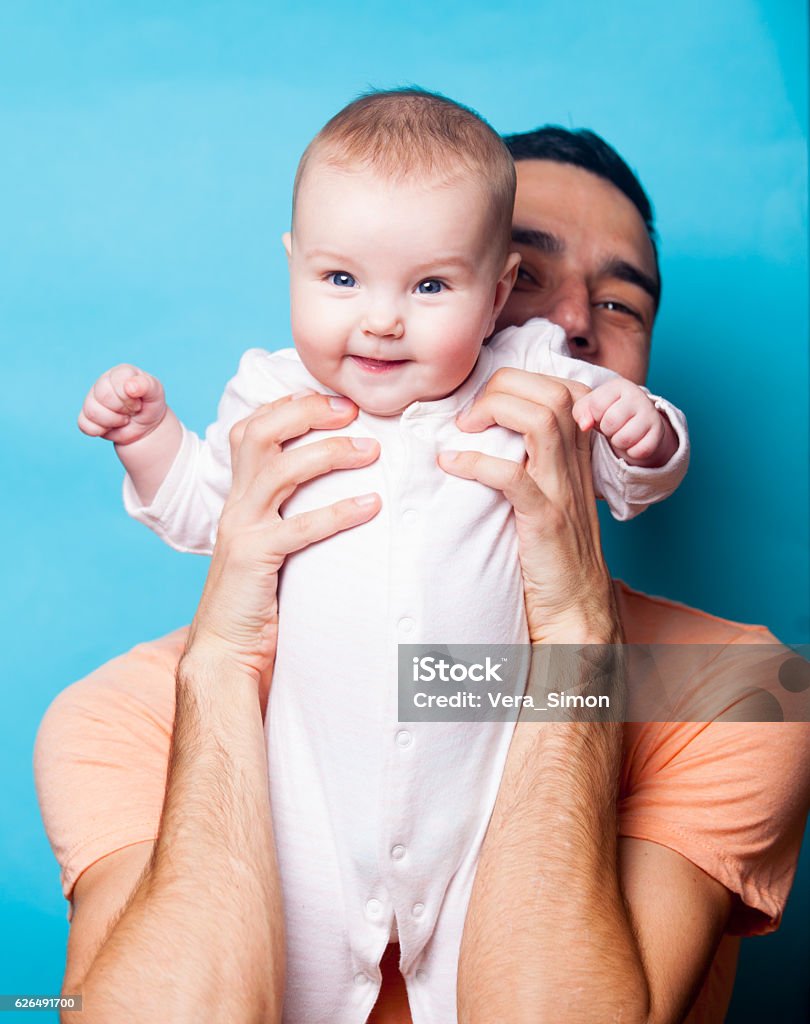 Foto De Padre E Hija Foto De Stock Y Más Banco De Imágenes De Abrazar Abrazar Adulto Alegre