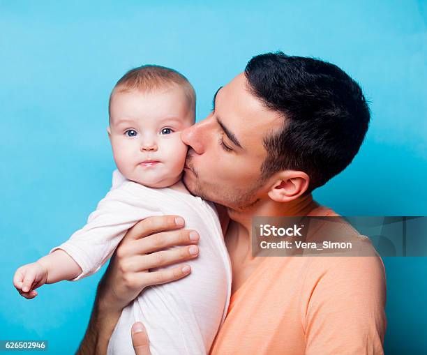 Foto De Padre E Hija Foto De Stock Y Más Banco De Imágenes De Abrazar