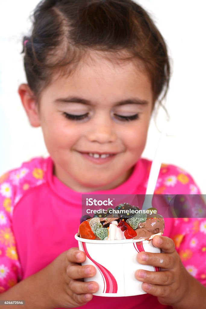 Gadis Kecil Makan Es Krim Foto Stok - Unduh Gambar Sekarang - Adiboga ... Gadis Kecil Makan Es Krim Foto Stok - Unduh Gambar Sekarang - Adiboga ...