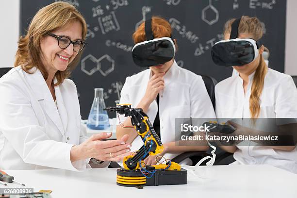 Vr 고글을 착용한 교수와 두 명의 과학 학생 가상현실 시뮬레이터에 대한 스톡 사진 및 기타 이미지 가상현실 시뮬레이터