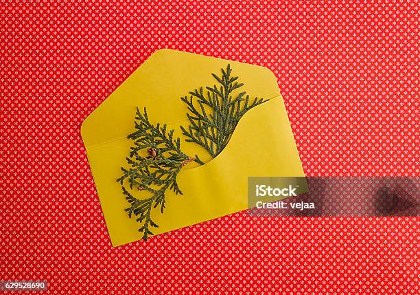 Komposisi Natal Dengan Amplop Kuning Di Latar Belakang Merah Tampilan ... Komposisi Natal Dengan Amplop Kuning Di Latar Belakang Merah Tampilan ...