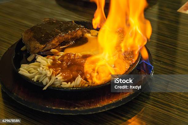 Steak Daging Sapi Di Atas Panggangan Dengan Api Foto Stok Unduh