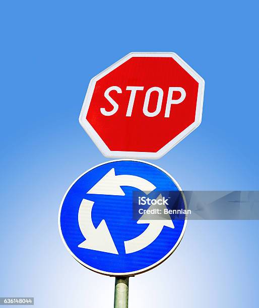 Photo libre de droit de Panneau De Signalisation Routière Bleu ... Photo libre de droit de Panneau De Signalisation Routière Bleu ...