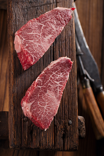 Steak Marmer Daging Sapi Mentah Dengan Latar Belakang Vintage Foto Stok