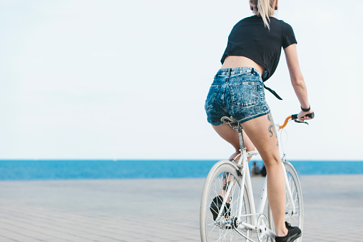 Photo Libre De Droit De Tattoed Girl Riding On White Fixie À Blue