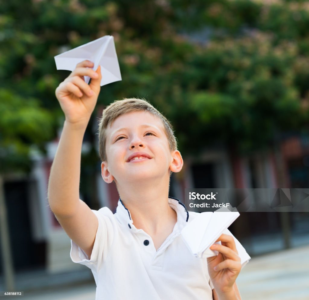 Anak Lakilaki Melempar Pesawat Kertas Foto Stok - Unduh Gambar Sekarang ... Anak Lakilaki Melempar Pesawat Kertas Foto Stok - Unduh Gambar Sekarang ...