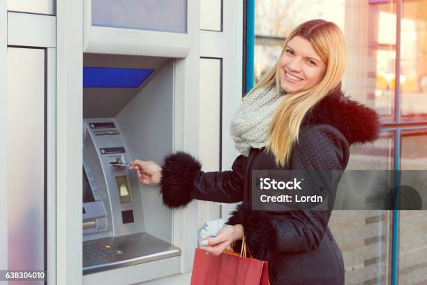 Atm 기계에서 신용 카드에서 돈을 인출하는 여성 가방에 대한 스톡 사진 및 기타 이미지 가방 고객 금융 Istock