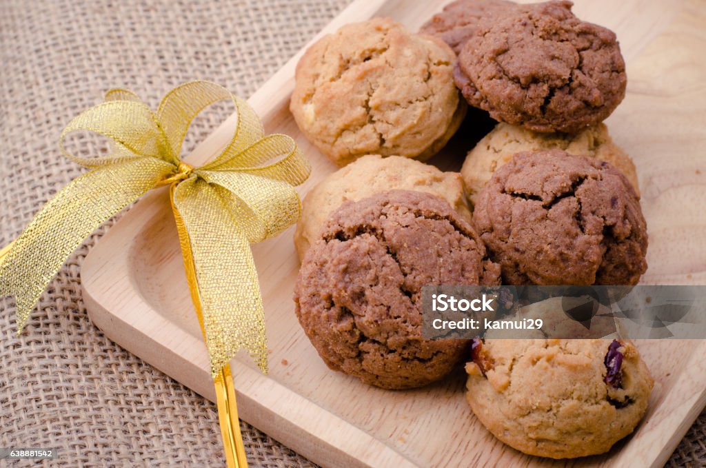 Kue Cokelat Di Piring Kayu Foto Stok Unduh Gambar Sekarang Adiboga