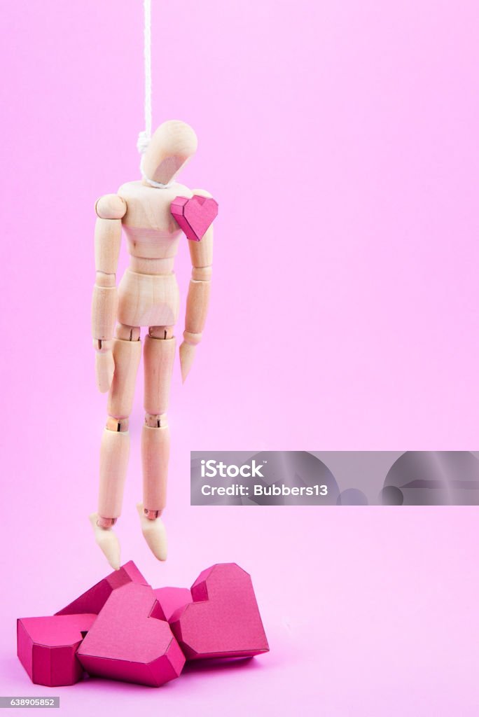 Boneka Kayu Gantung Diri Di Tumpukan Hati Merah Foto Stok - Unduh ... Boneka Kayu Gantung Diri Di Tumpukan Hati Merah Foto Stok - Unduh ...