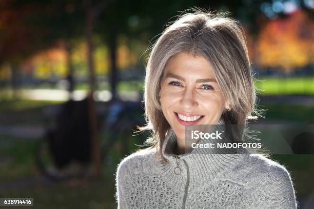 Photo Libre De Droit De Portrait Dune Femme Mûre Souriant À La Caméra