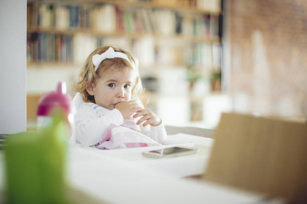 1 200 Sucer Son Pouce Photos Taleaux Et Images Libre De Droits Istock