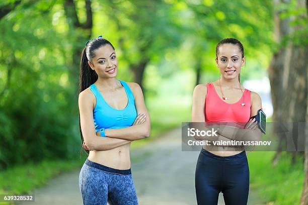 Dua Teman Perempuan Berdiri Lengan Menyeberang Di Hutan Foto Stok ... Dua Teman Perempuan Berdiri Lengan Menyeberang Di Hutan Foto Stok ...