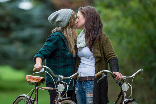 8 700 Fotos Bilder Und Lizenzfreie Bilder Zu Lesbian Kissing Istock
