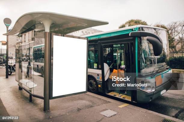 Photo Libre De Droit De Arrêt De Bus Avec Un Panneau Daffichage Banque