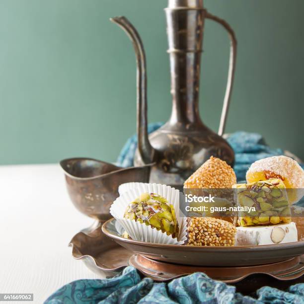 Permen Timur Turki Senang Dengan Pistachio Dalam Vas Kain Pada Latar ... Permen Timur Turki Senang Dengan Pistachio Dalam Vas Kain Pada Latar ...