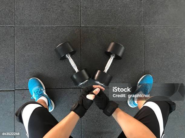 Weightlifter Bersiap Untuk Pelatihan Tampilan Teratas Untuk Pekerjaan ... Weightlifter Bersiap Untuk Pelatihan Tampilan Teratas Untuk Pekerjaan ...