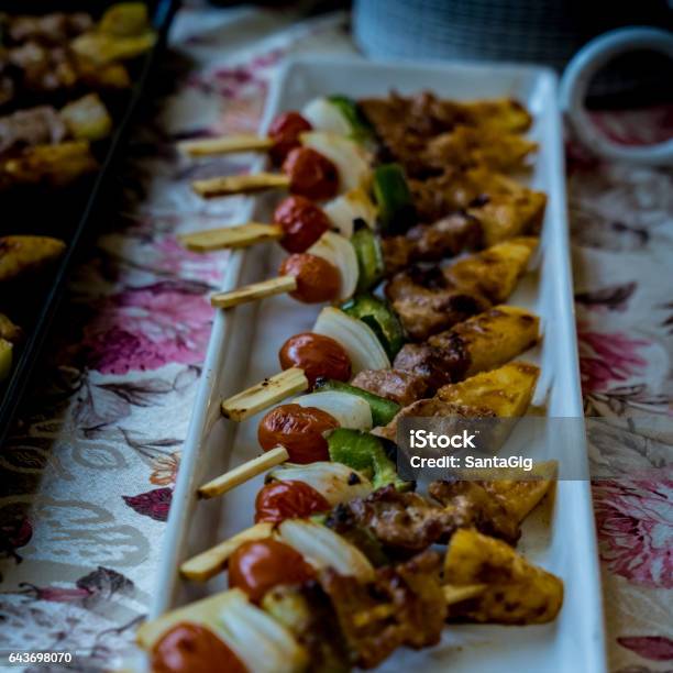 Barbekyu Mini Di Piring Putih Foto Stok Unduh Gambar Sekarang