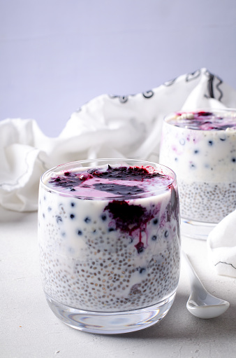 Chia 푸딩 블루베리 소스와 잼 흰색 배경 안경에 건강 한 아침 식사 검은색 까치밥나무 열매에 대한 스톡 사진 및 기타 이미지