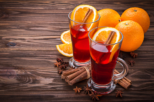 Mulled 와인 향신료와 과일 나무 배경에 유리 0명에 대한 스톡 사진 및 기타 이미지 0명 갈색 겨울 Istock
