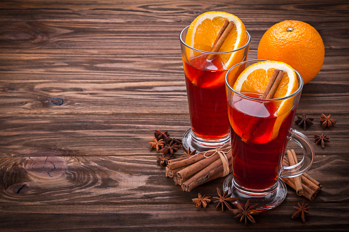 Mulled 와인 향신료와 과일 나무 배경에 유리 0명에 대한 스톡 사진 및 기타 이미지 0명 갈색 겨울 Istock