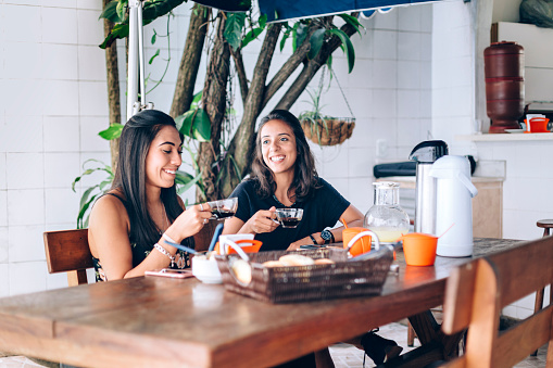Dua Wanita Muda Sarapan Foto Stok Unduh Gambar Sekarang Kopi