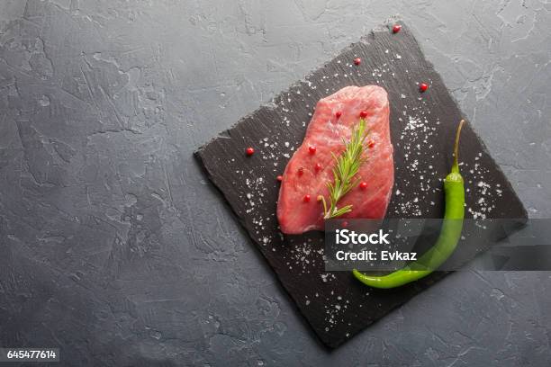 Steak Daging Sapi Mentah Dengan Rosemary Dan Paprika Di Atas Batu Gelap