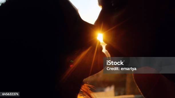 Siluet Pasangan Muda Yang Romantis Berciuman Saat Matahari Terbenam