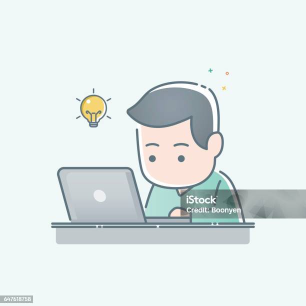 Pemuda Duduk Dan Bekerja Di Komputer Laptop Dengan Bola Lampu Konsep