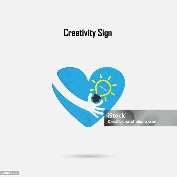 Main De Lhomme Ampoule Et Logo Coeur Vector Design Avec Le Cerveau