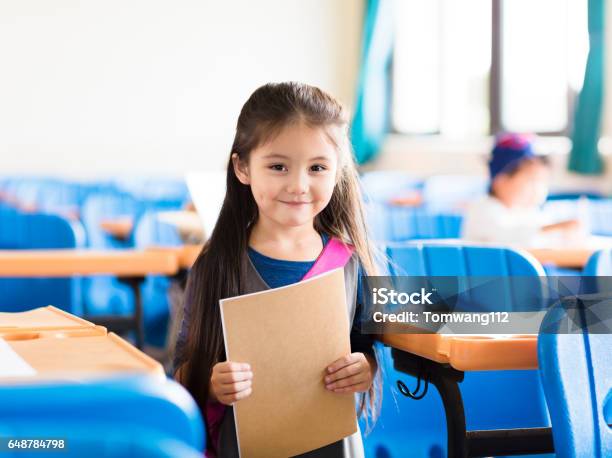 Photo libre de droit de Étudiant Heureux De Petite Fille Dans La Salle ... Photo libre de droit de Étudiant Heureux De Petite Fille Dans La Salle ...